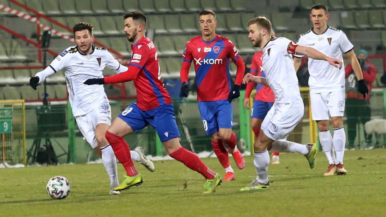 PKO Ekstraklasa Pogoń Szczecin nowym liderem tabeli Skróty piątkowych spotkań WIDEO TVP SPORT