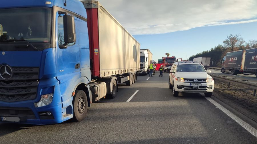 Śmiertelny wypadek na autostradzie A Autolaweta wjechała w ciężarówkę