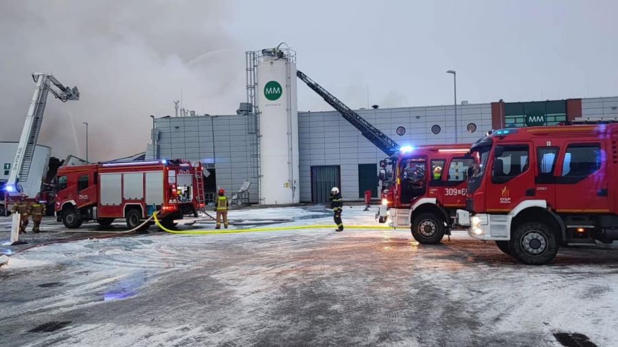 Wielki pożar hali magazynowo-produkcyjnej w Bydgoszczy. Kilkadziesiąt zastępów gasiło pogorzelisko