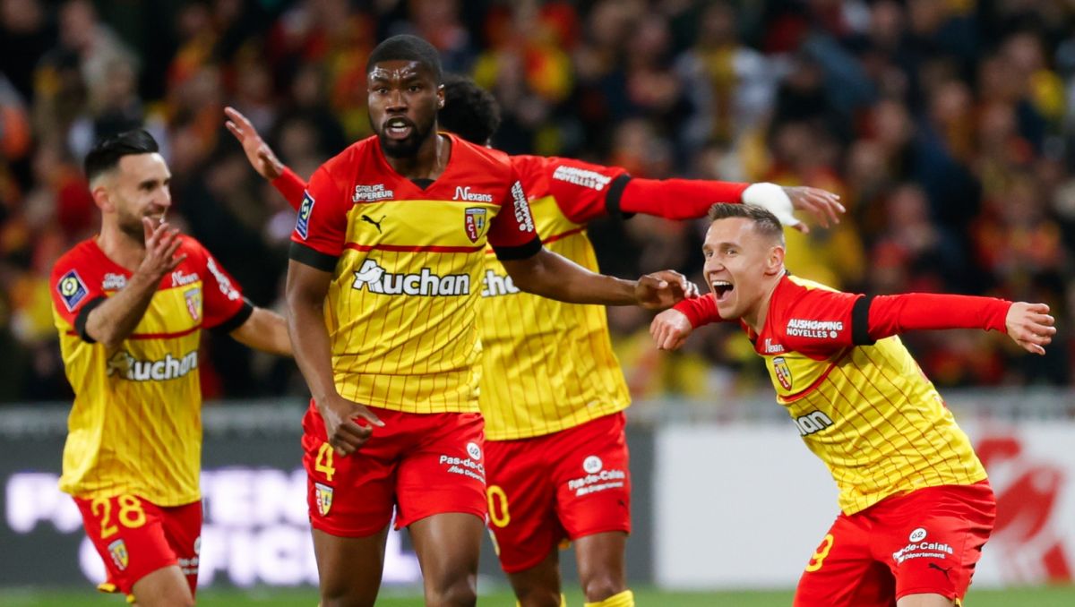 Frank Haise z dużym wyróżnieniem. Otrzymał nagrodę magazynu "France ...