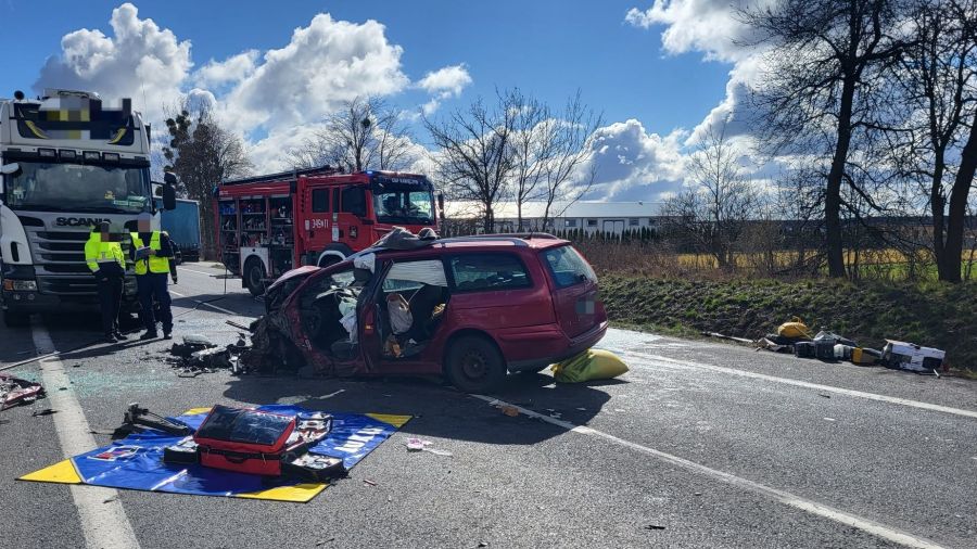 Dramatyczny wypadek na DK10 w Kawęczynie. Dwie osoby trafiły do szpitala
