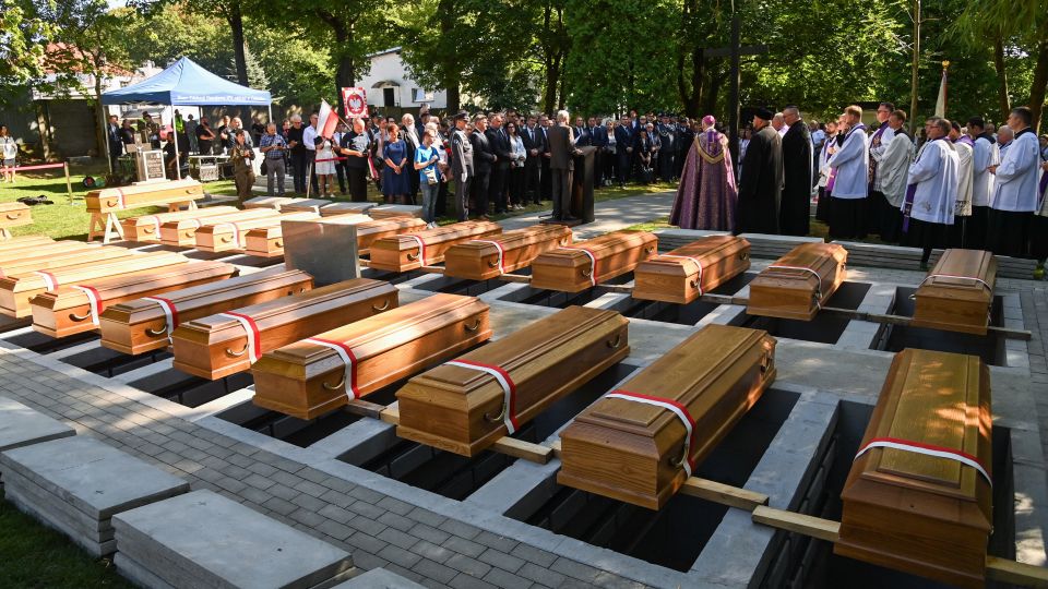 Poland buries hundreds of WWII war-crime victims