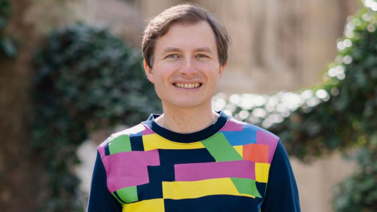 Polski naukowiec Adrian Kosowski tworzy AI, która myśli jak człowiek