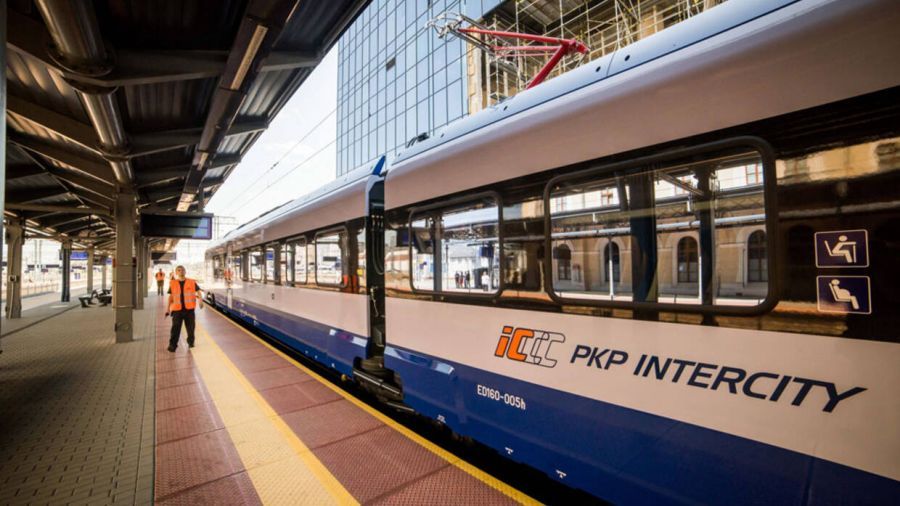 PKP Intercity: Podczas długiego weekendu sierpniowego na popularnych trasach więcej wagonów