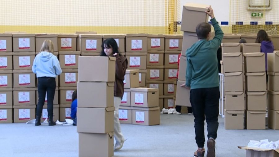 Pomoc łączy ludzi. Pakowanie darów w akcji Paczka dla Rodaka i Bohatera ...