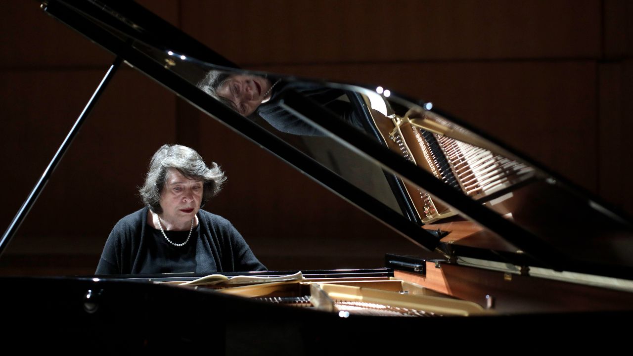 Award-winning pianist dropped by Dutch venue over shows in Russia