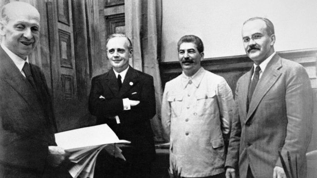 Adolf Hitler popełnił samobójstwo 30.04.1945. II wojna światowa ...