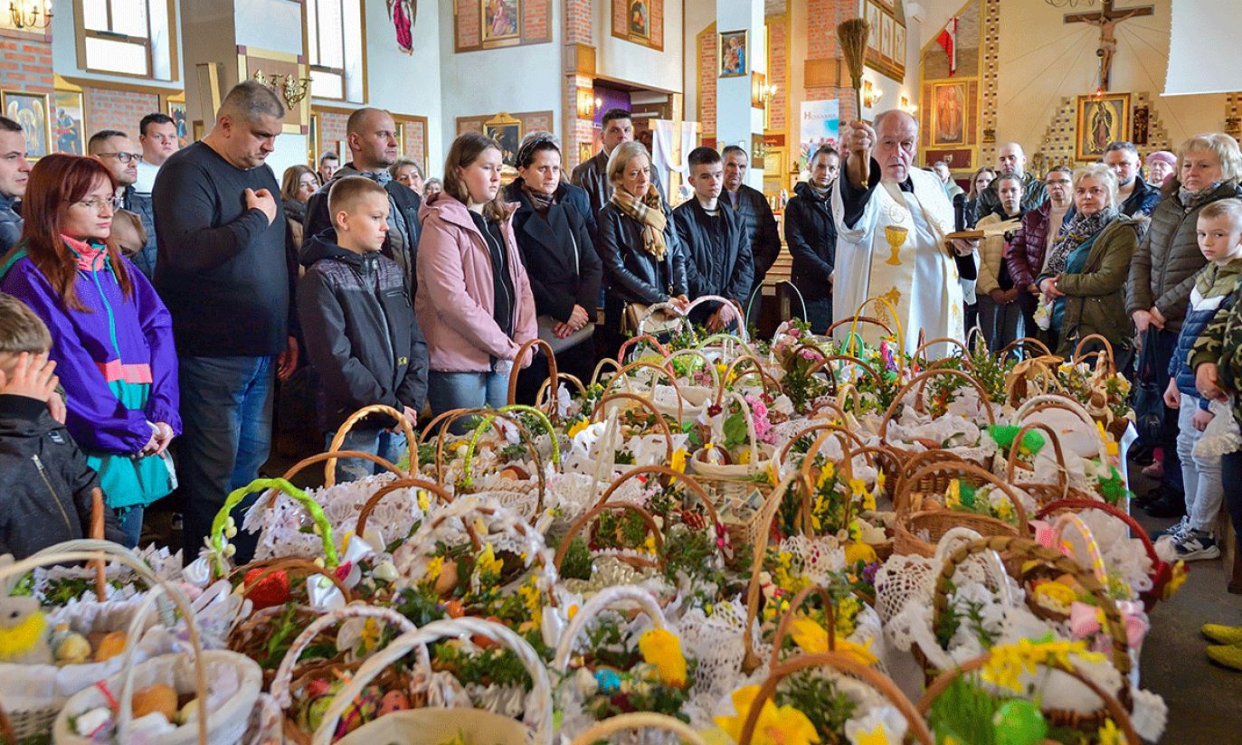 Wielka Sobota w Polsce. Święcenie pokarmów [Galeria zdjęć] | TVP Info