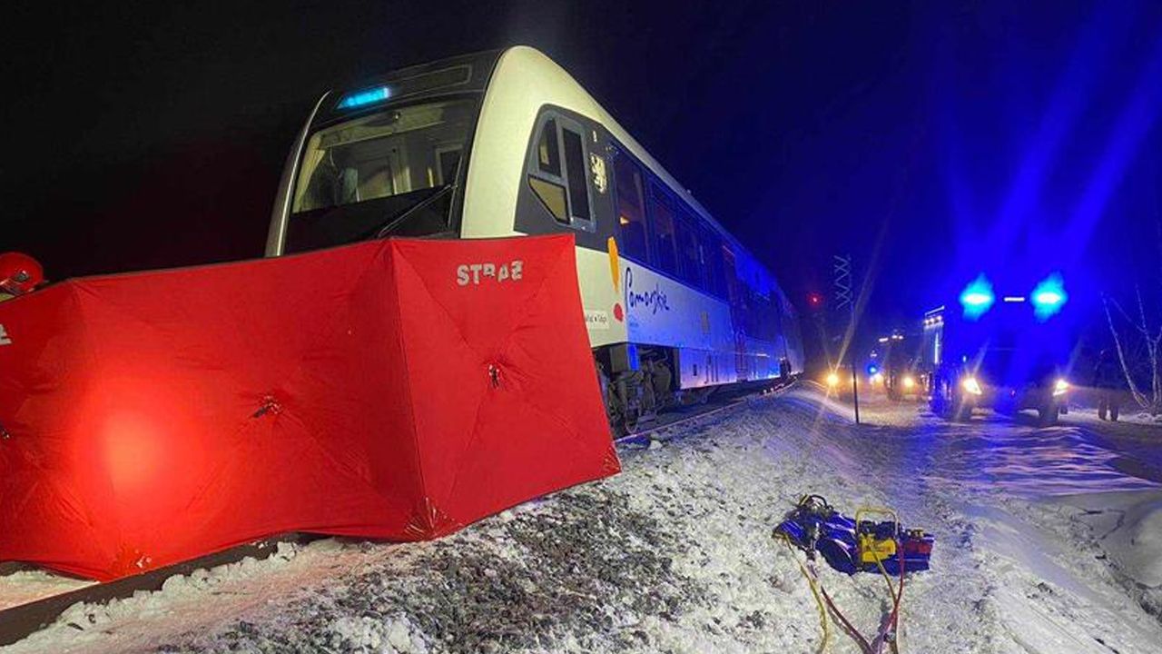 Makabryczny wypadek na przejeździe kolejowym. Nie żyje 31-latka | TVP INFO