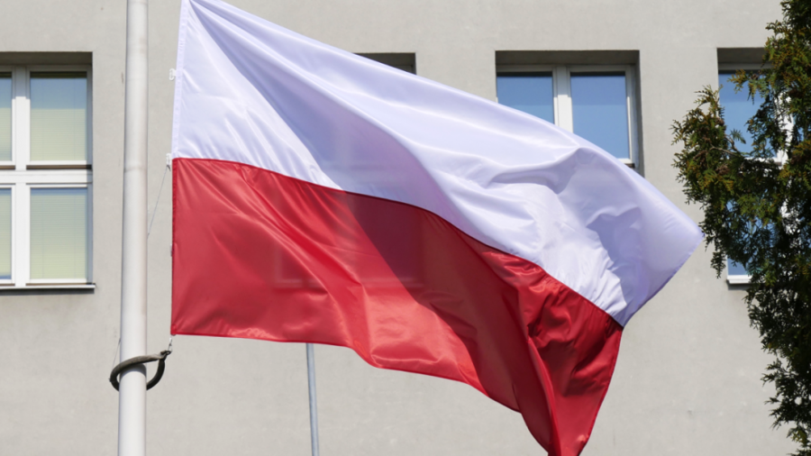 Z dumą i szacunkiem. MSWiA przypomina o zasadach wywieszania flagi