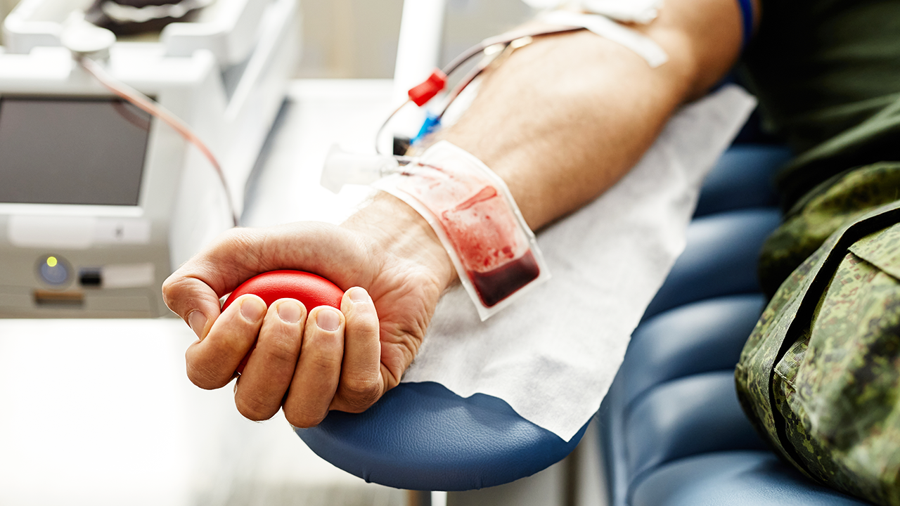 Krew na wagę złota. Dawcą może być niemal każdy | TVP INFO