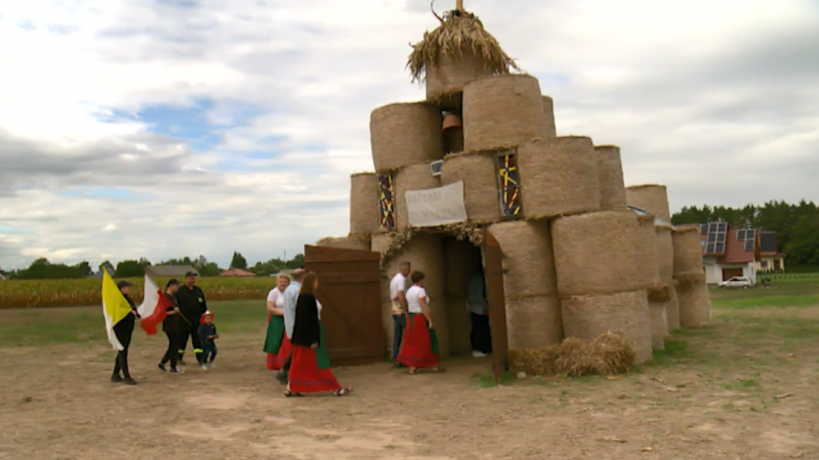 Pomysłowość mieszkańców wsi nie zna granic. Wybudowali kościół ze słomy ...