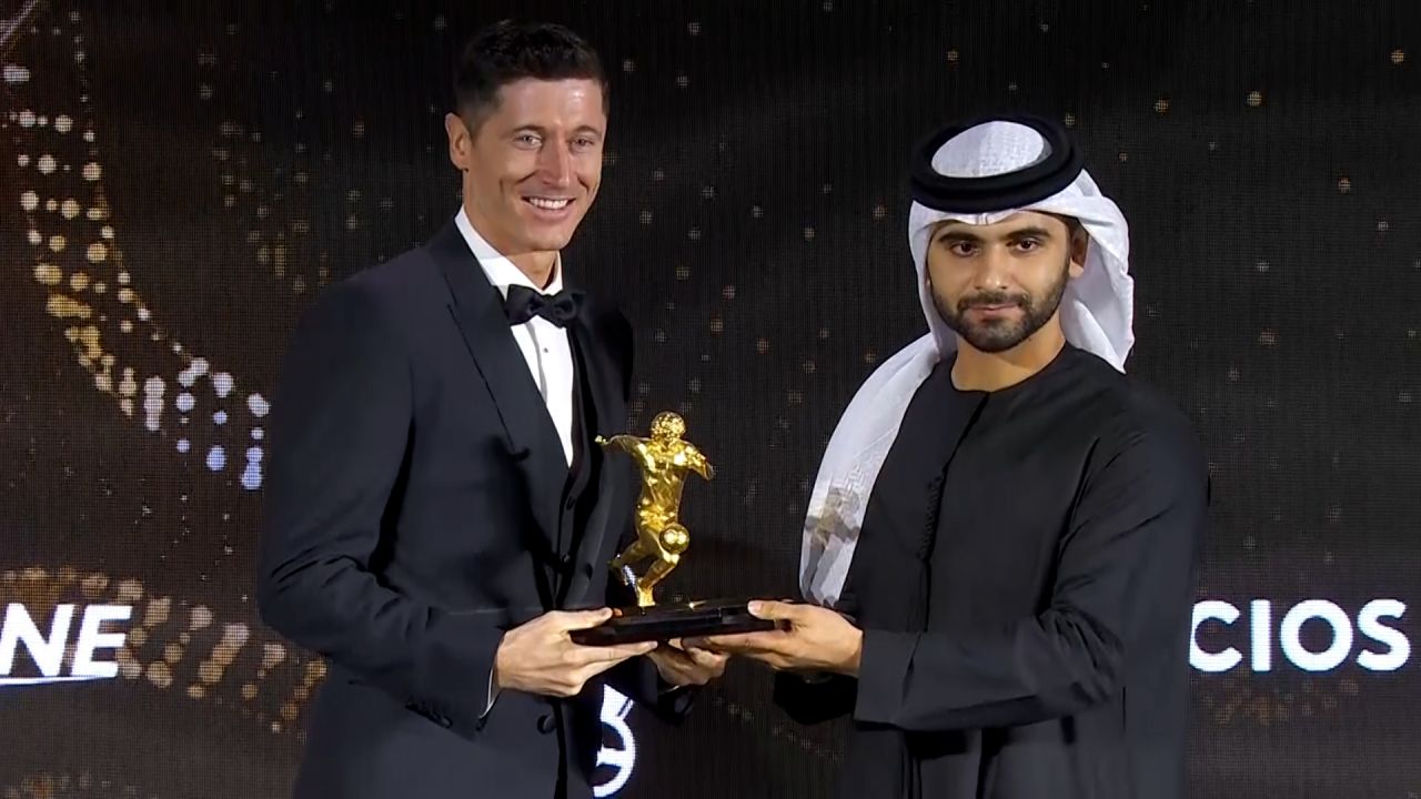 Robert Lewandowski z nagrodą Diego Maradony na gali Globe Soccer Awards ...